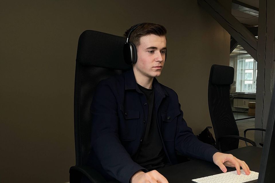 18-årige Boris Bachvarov satser alt på nystartet firma - og det går strygende - Finans