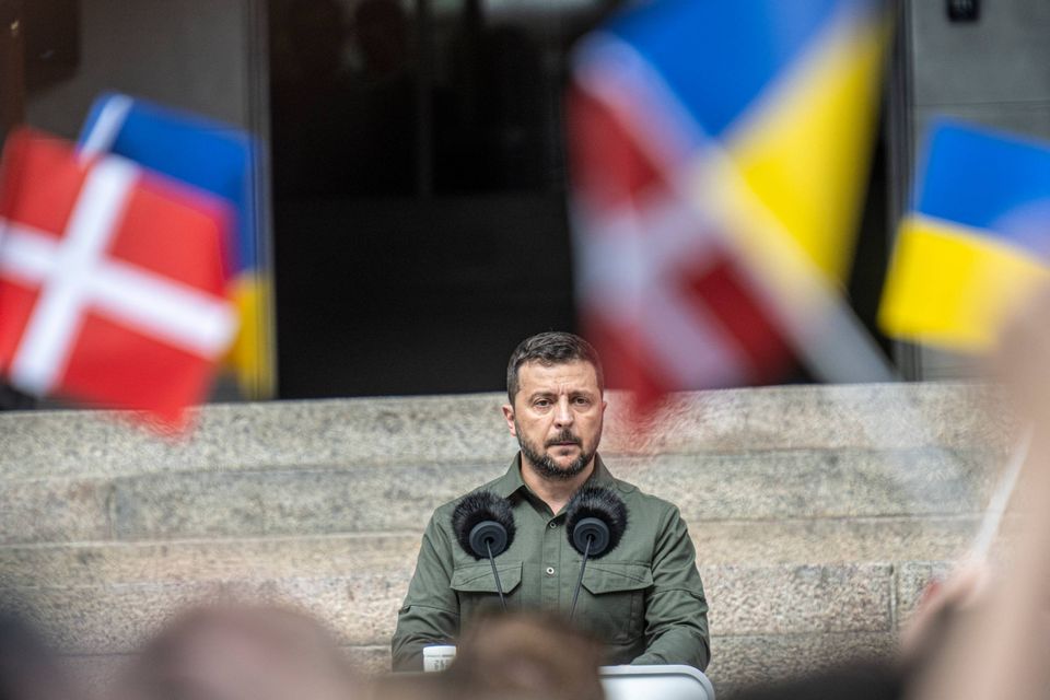 Zelenskyj er landet i Danmark til åbning af dansk EU-formandskab - Finans
